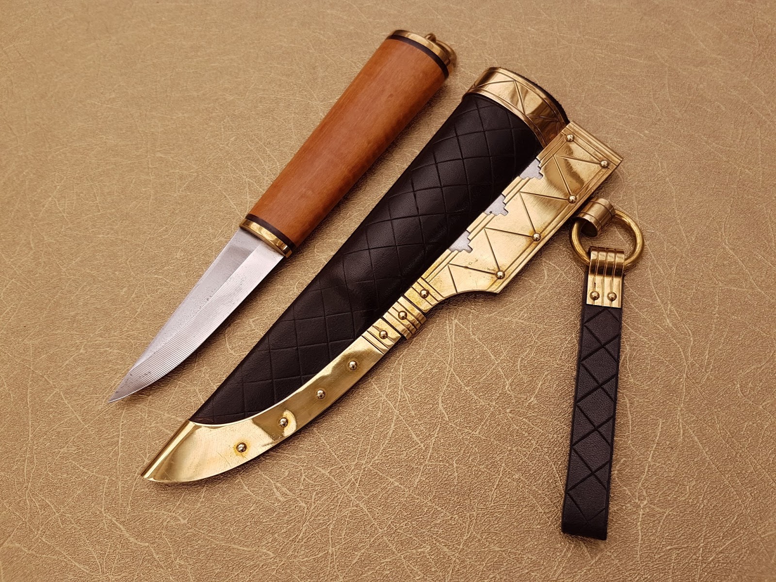 Audhumbla: Viking knife with sheath.