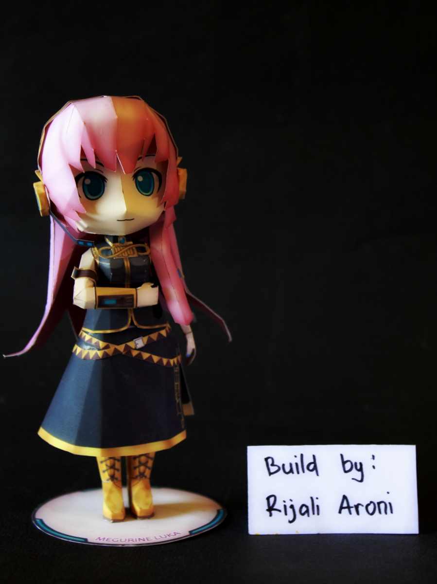 Lombok Papercrafter: Megurine Luka, another pose...