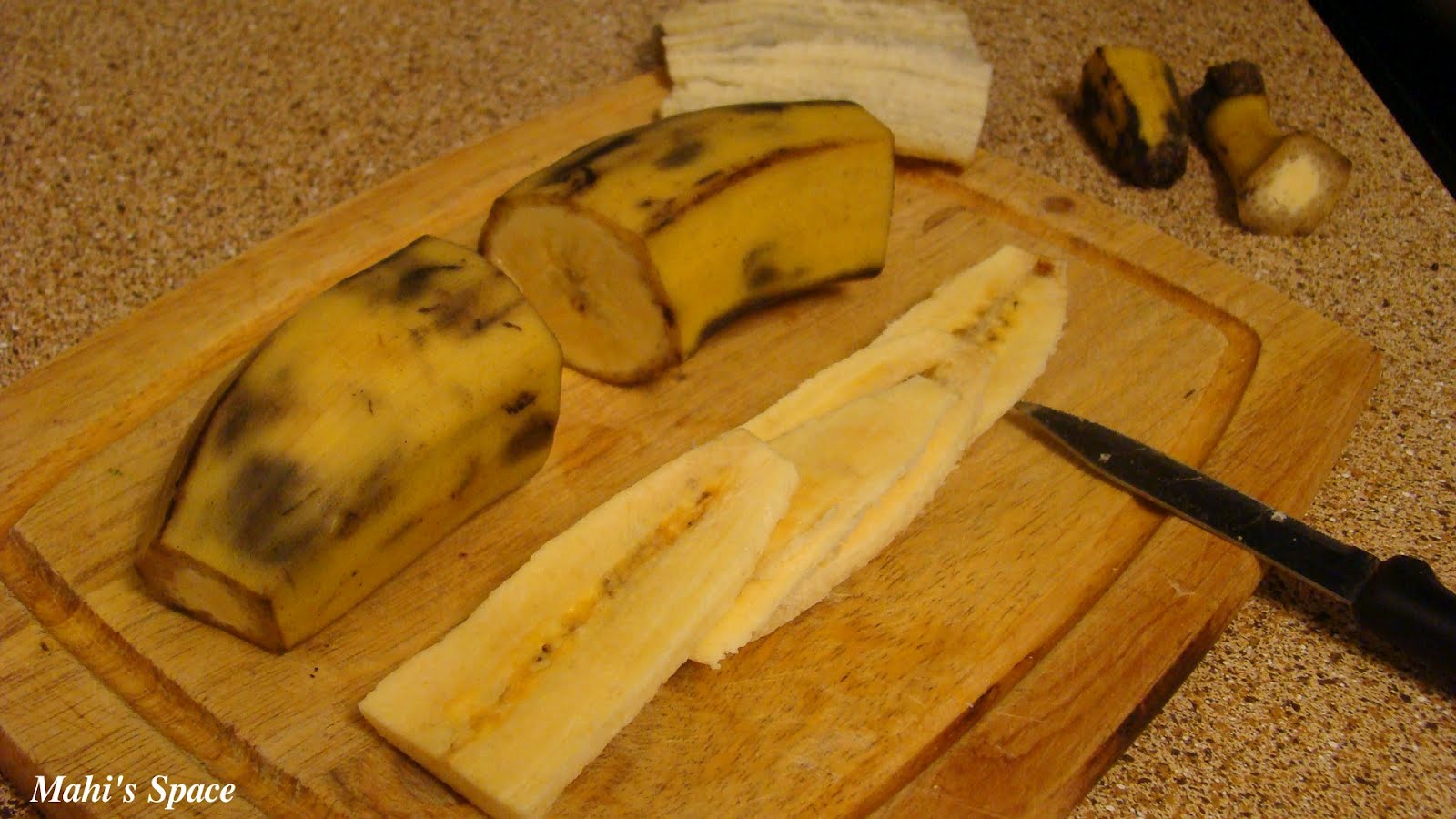 Pazha Bajji / Pazham Pori Vada / Banana Fritters ~ Mahi's Kitchen