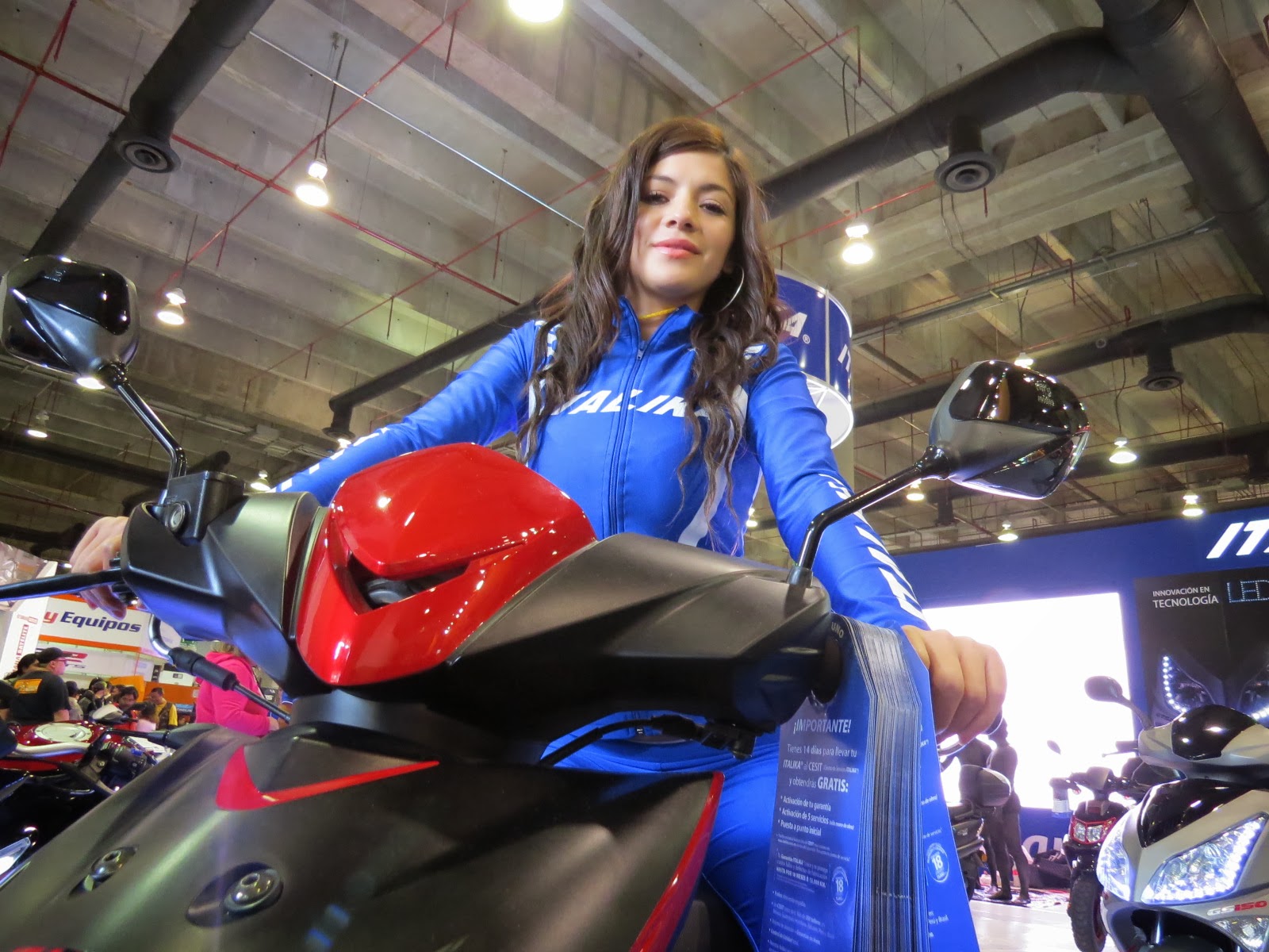 POR LA LUPA: ELIZABETH CASTAÑEDA SU BELLEZA ES UN MOTOR