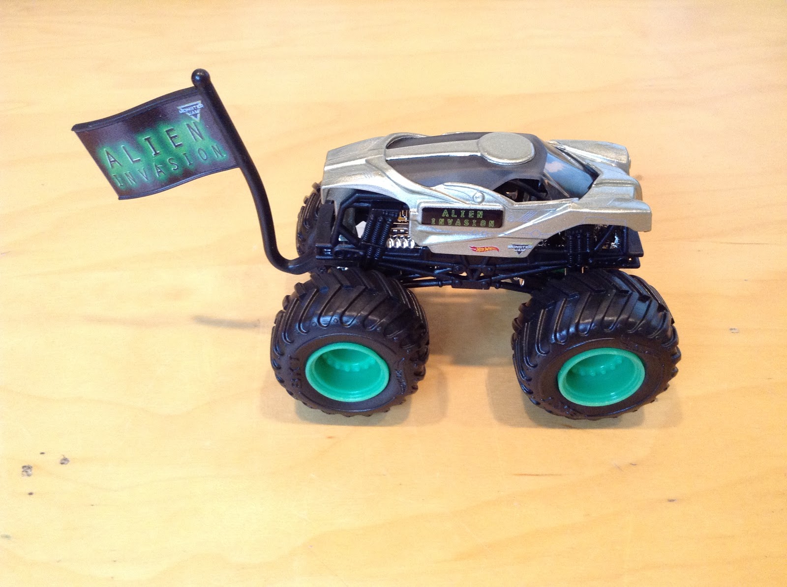 JULIAN'S HOT WHEELS BLOG: Alien Invasion Monster Jam Truck (2017 Epic ...