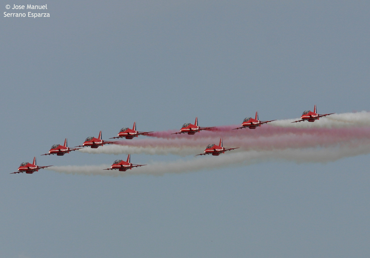elrectanguloenlamano: Red Arrows: The Royal Airforce Aerobatic Team
