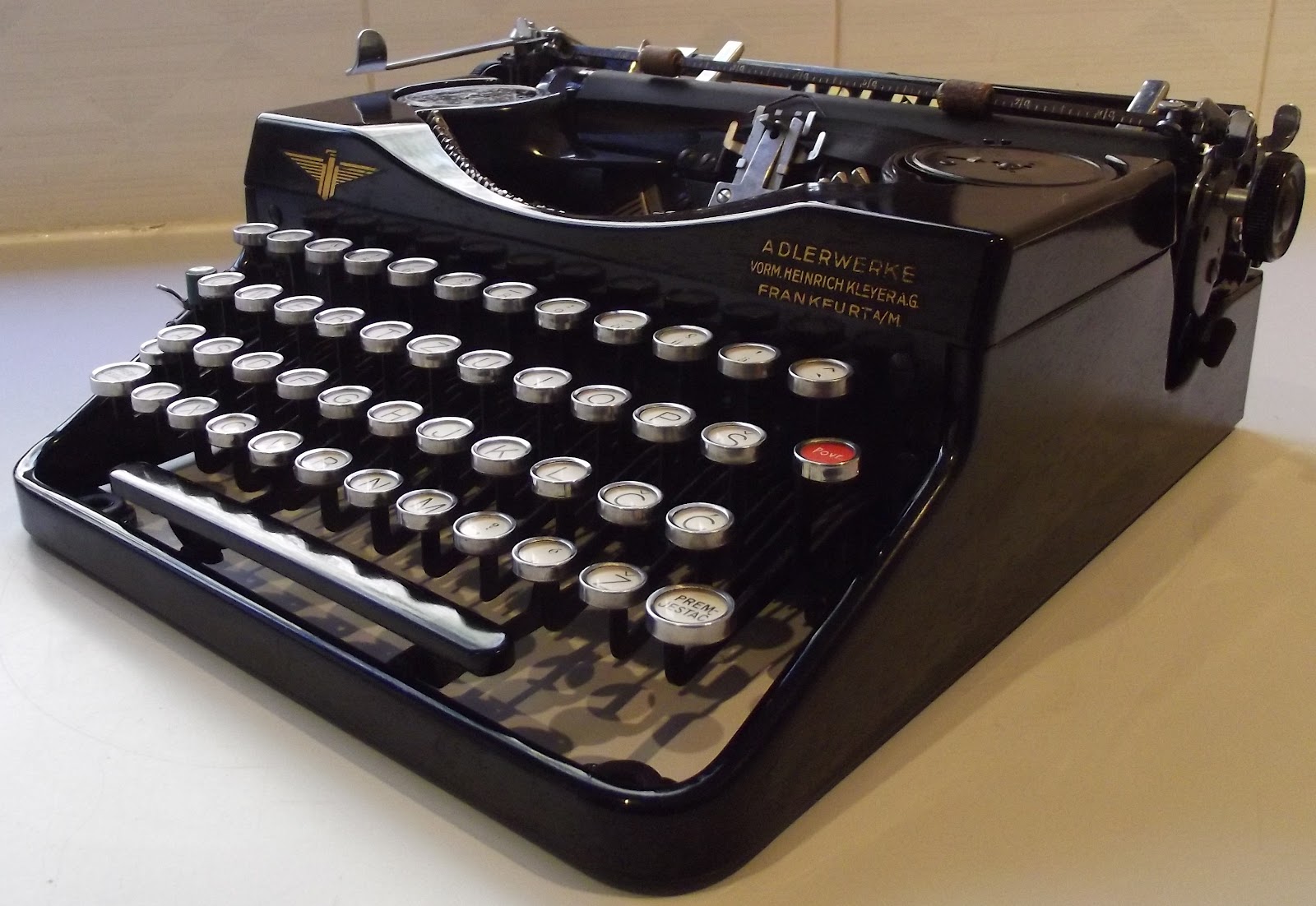 oz.Typewriter: The Adler Model 32 Portable: Sweet Typewriter Eye Candy