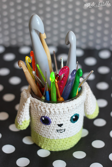 Maillalenvers: Cache-pot d'lapin (la maîtresse en maillot de bain !)