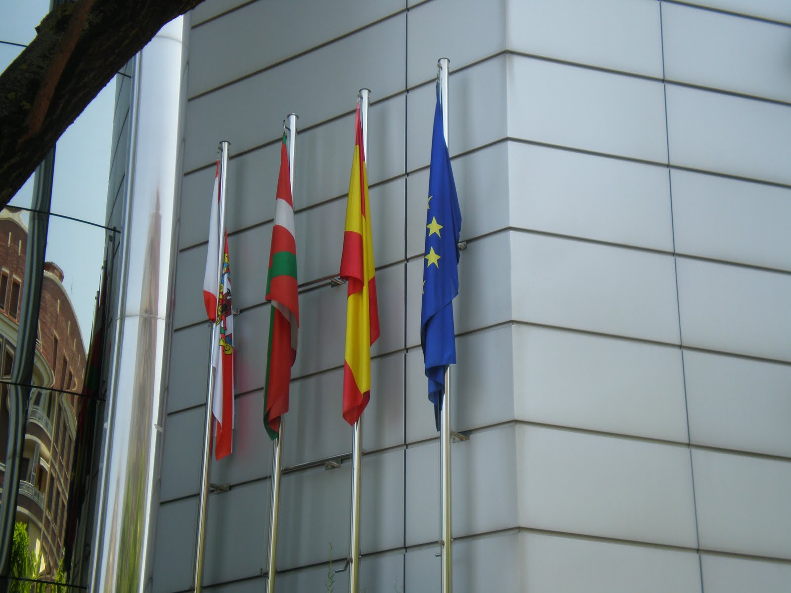 amurriodenuncianuncia: La Bandera de Araba/Álava ondea en Amurrio