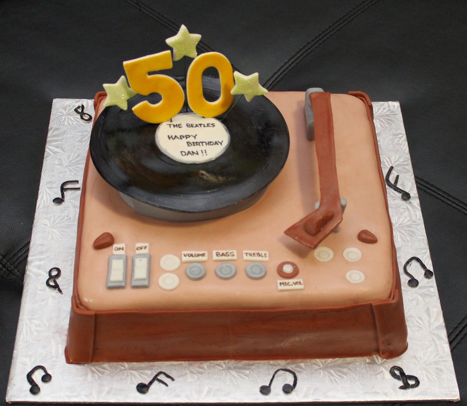Love Dem Goodies: RECORD PLAYER CAKE