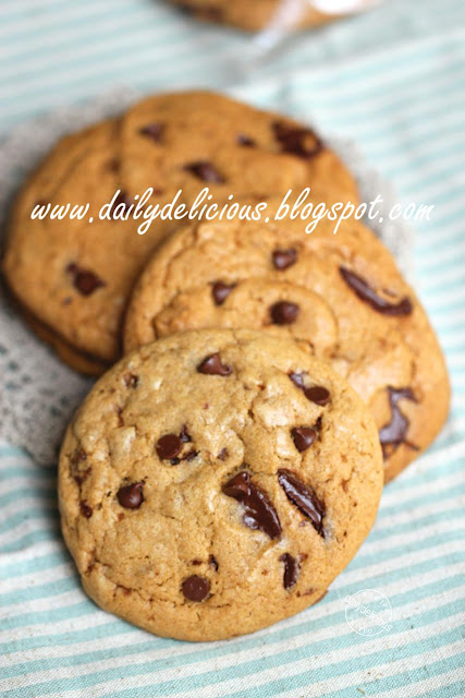 dailydelicious thai: Thick and chewy Chocolate Chip and Chunk Cookies