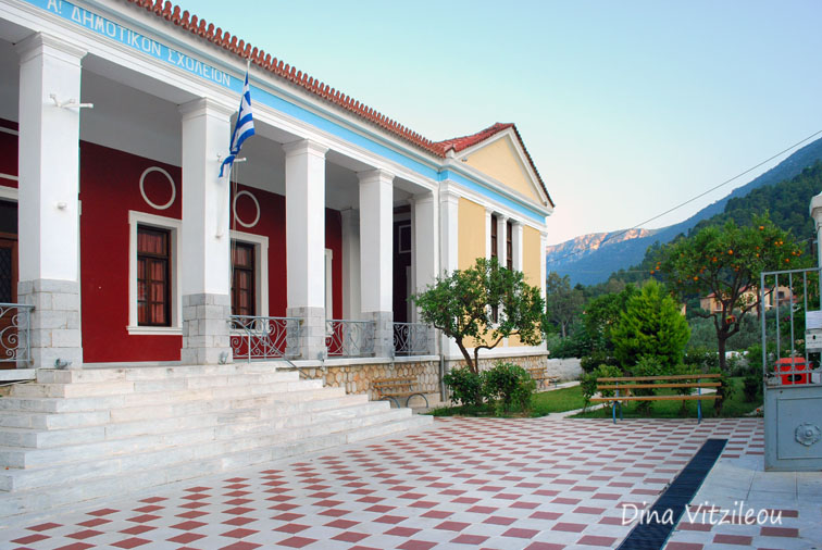 LEONIDIO Poulithra: Το όμορφο Δημοτικό σχολείο Λεωνιδίου