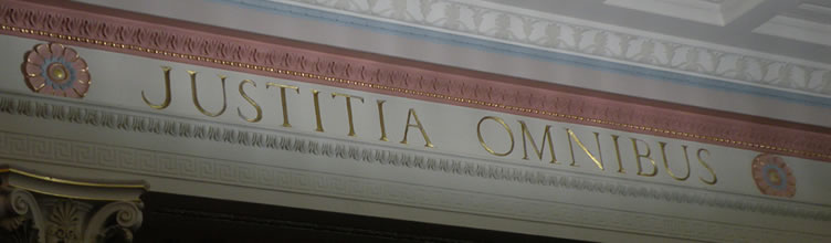 Latina Vestigia: Justitia omnibus