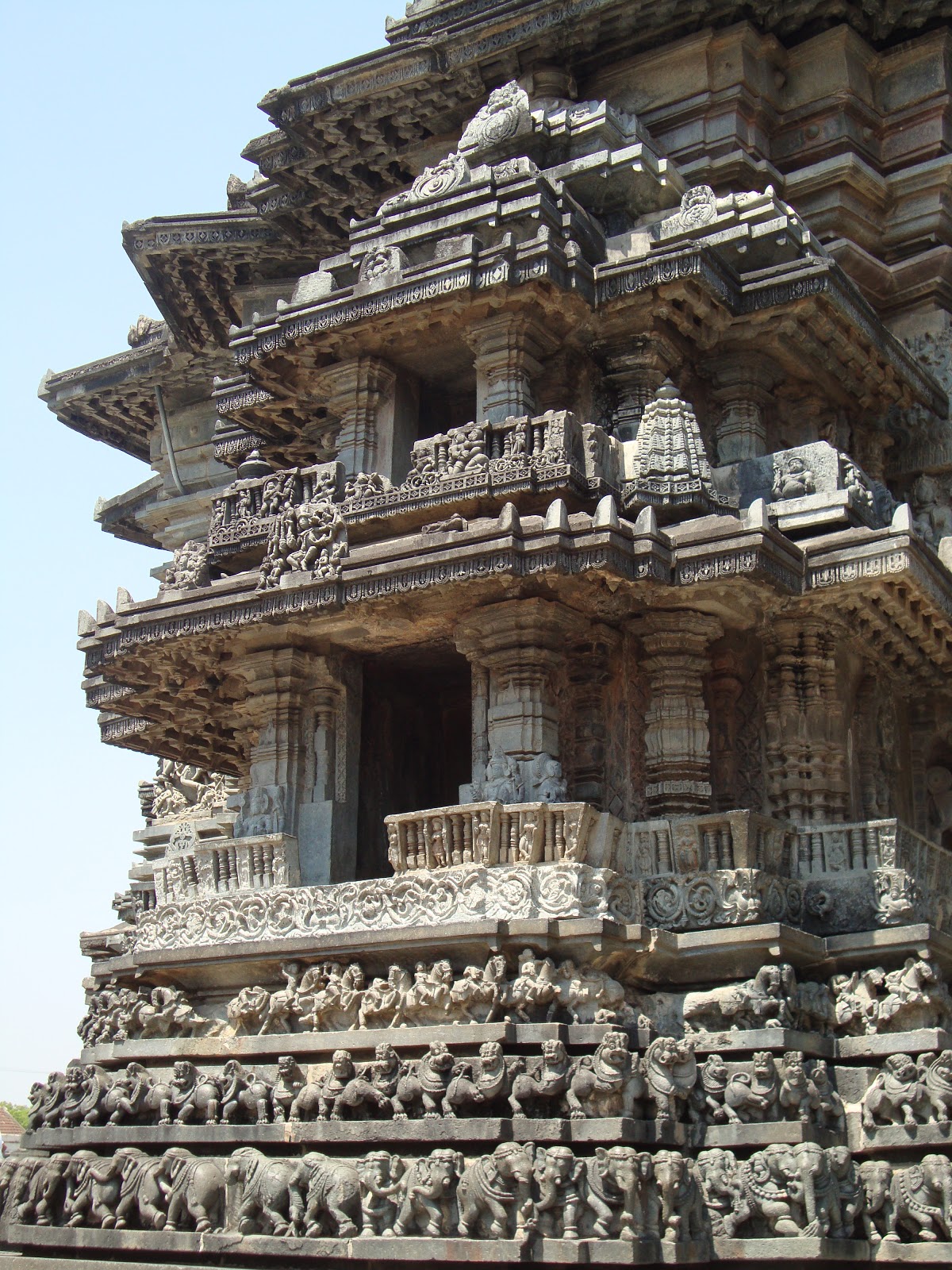 Temples of Hoysalas : Photos of Belur Chennakeshava Temple