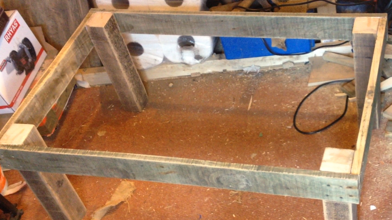 BearWoodWork: How to Make a Coffee Table from Reclaimed Pallet Wood