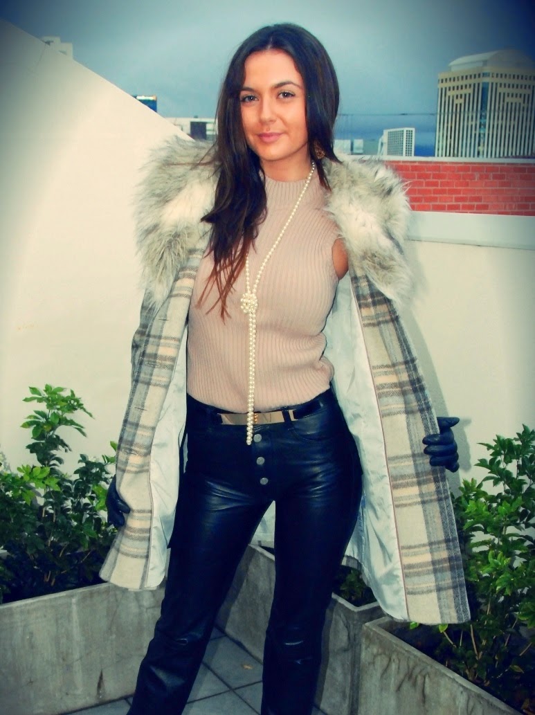 Lovely Ladies in Leather: LLL of the Day 133: Leather-clad Latina