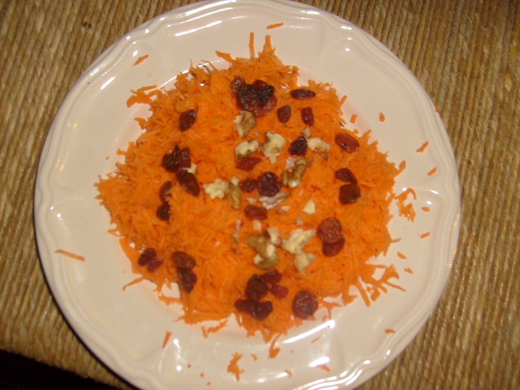 Boszorkánykonyha: Recept: Répa-mazsola-dió saláta