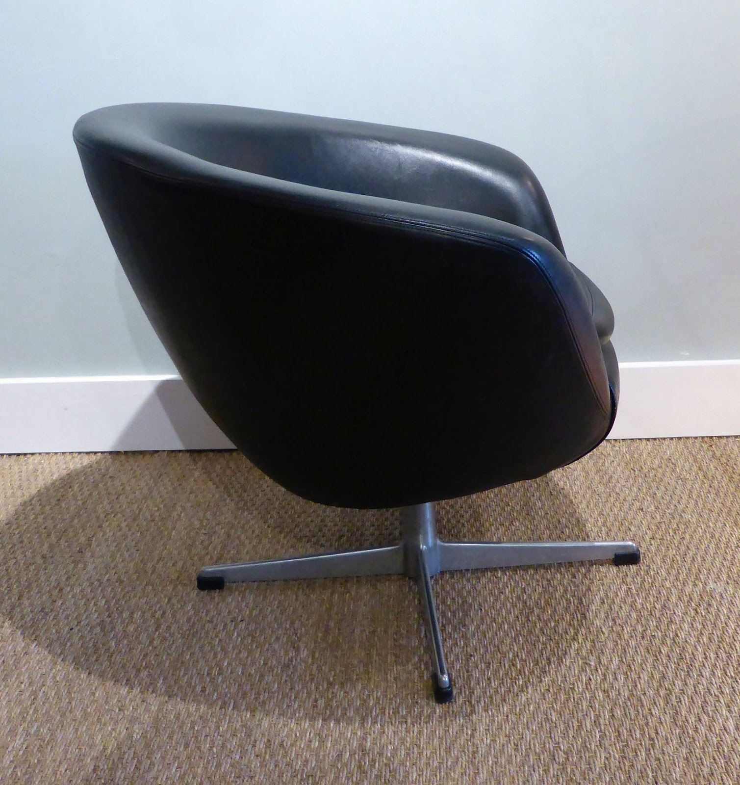 MICHAEL THOMAS : Overman Pod Chair