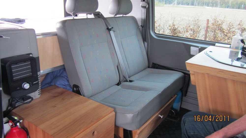 Mickel Moen / VW T5 van Dc naar Camper : Bank
