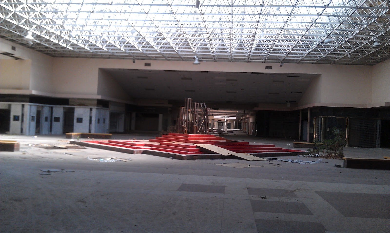Dead and Dying retail: Rolling Acres Mall in Akron, Ohio