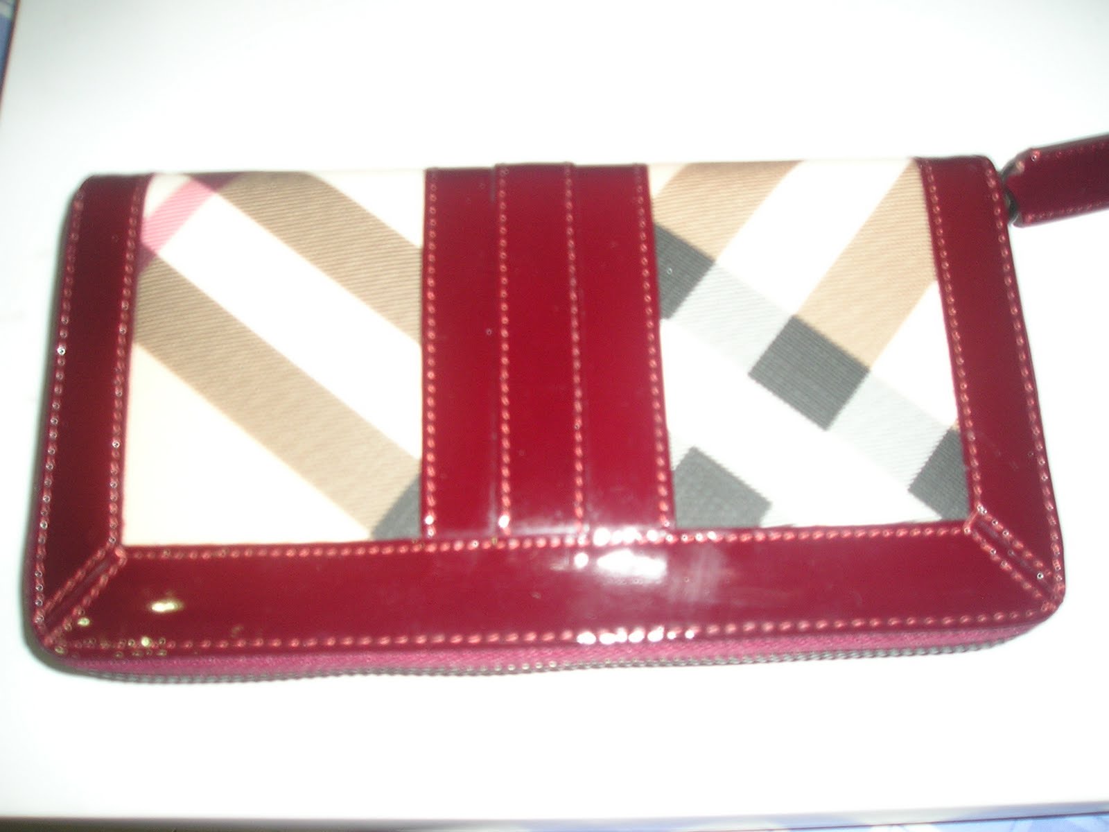 Lady Connection: Burberry Wallet - 100% authentic
