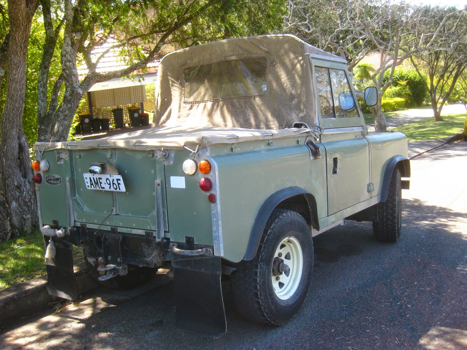 Aussie Old Parked Cars: 1975 Land Rover Series III SWB Ute