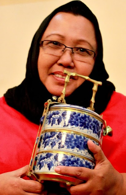 Risau Che Mat kita pose dengan tiffin birunya. Hampir kena cilok! Hehehe