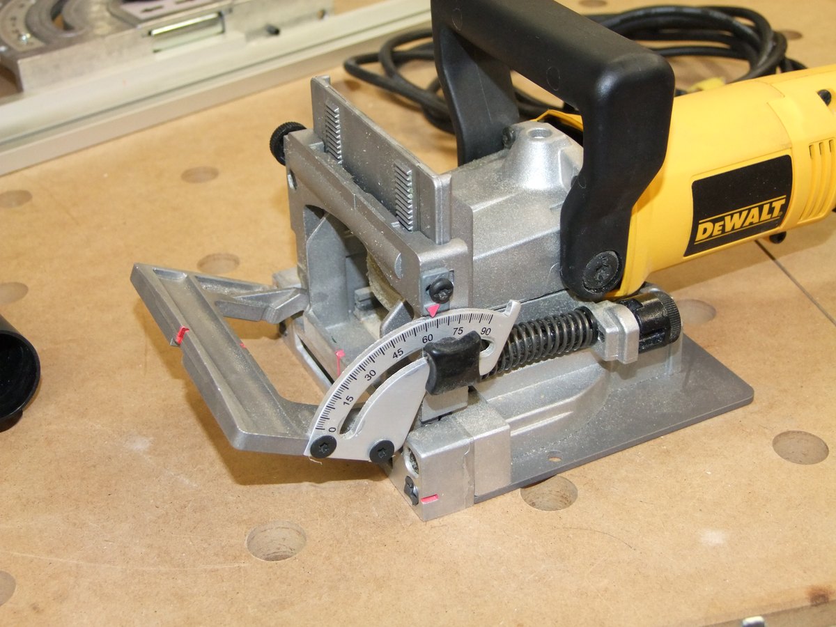 Michas Holzblog: Eine Maschine die verbindet - DeWalt DW682K ...