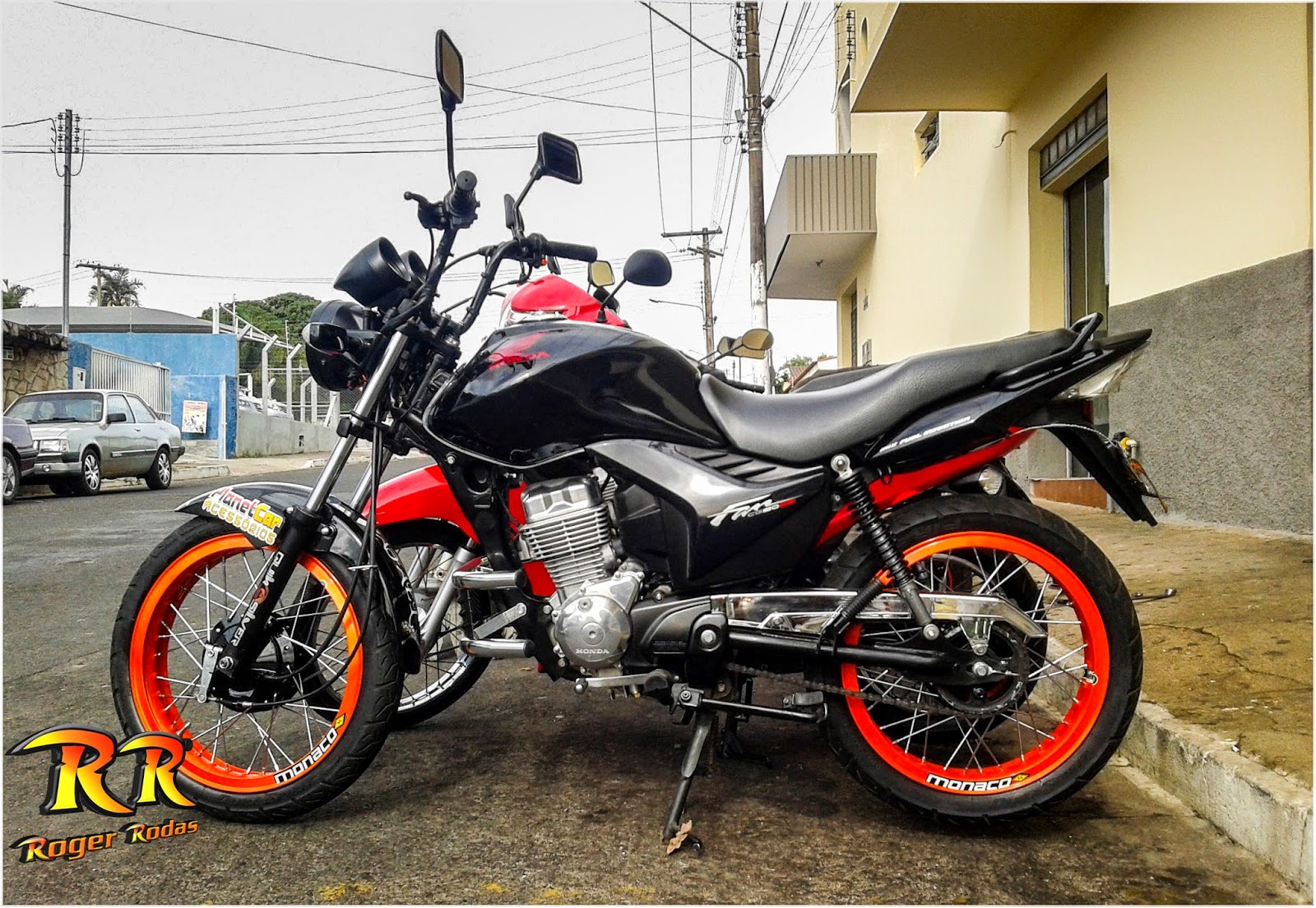 roger rodas: Fan 150 ESi preta com aros Monaco Motard laranjado