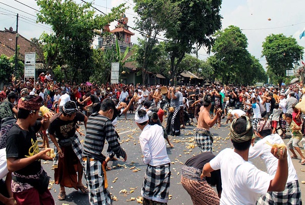 Tradisi Perang Tipat Bantal di Desa Kapal, Mengwi - Putu Culture