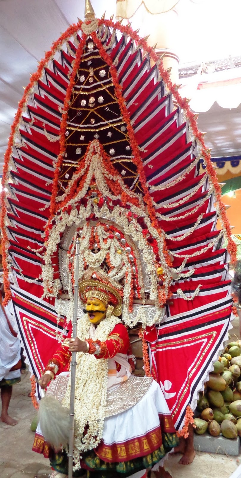 THULU ORIPUGA-kavyasutha : NALKAYIDAAYA DAIVASANA SAJIPA