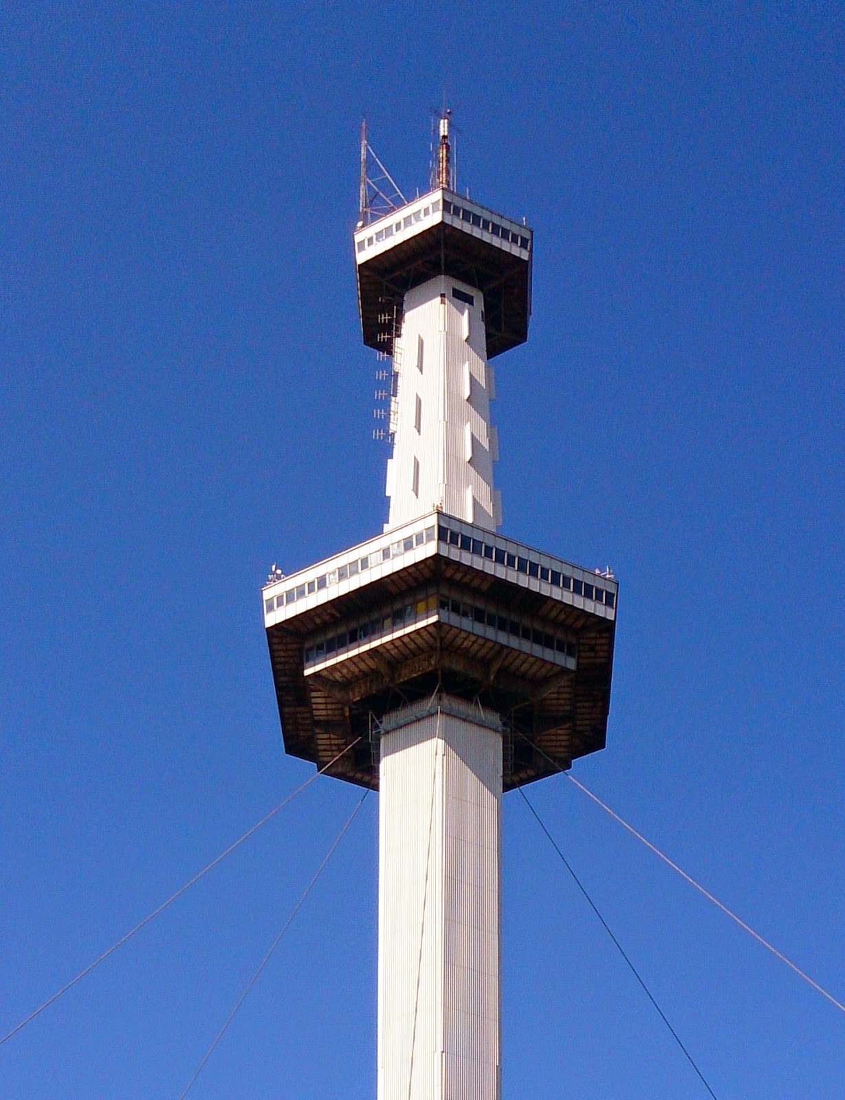 Explorador Turístico: Torre Espacial del Parque de la Ciudad