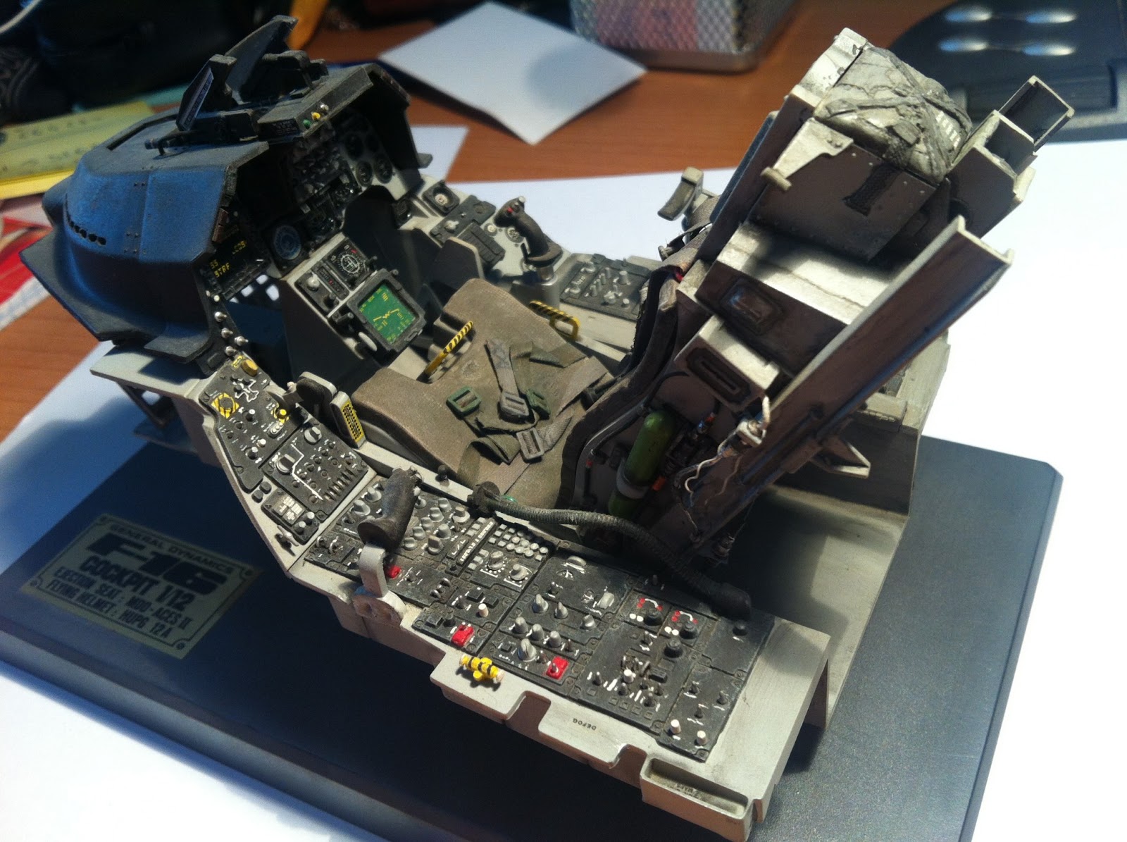 Mondoinscala: F-16 C Cockpit 1/12 ESCI