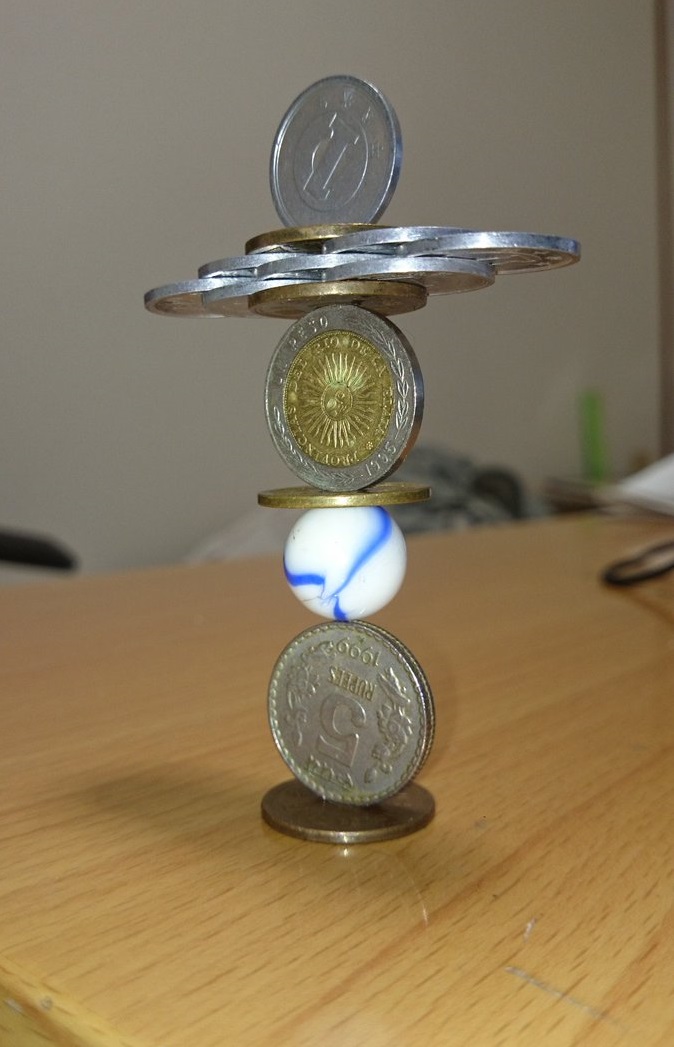 The Japanese artist defies gravity in the formation of coins - booxview