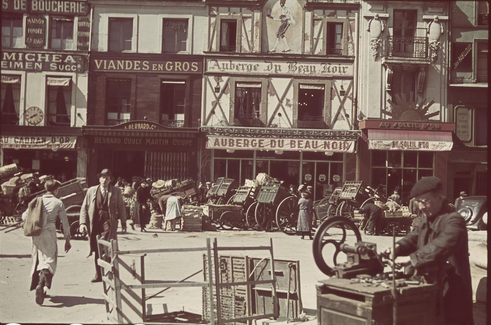 40 Amazing Color Photographs That Capture Street Scenes of Paris Under ...