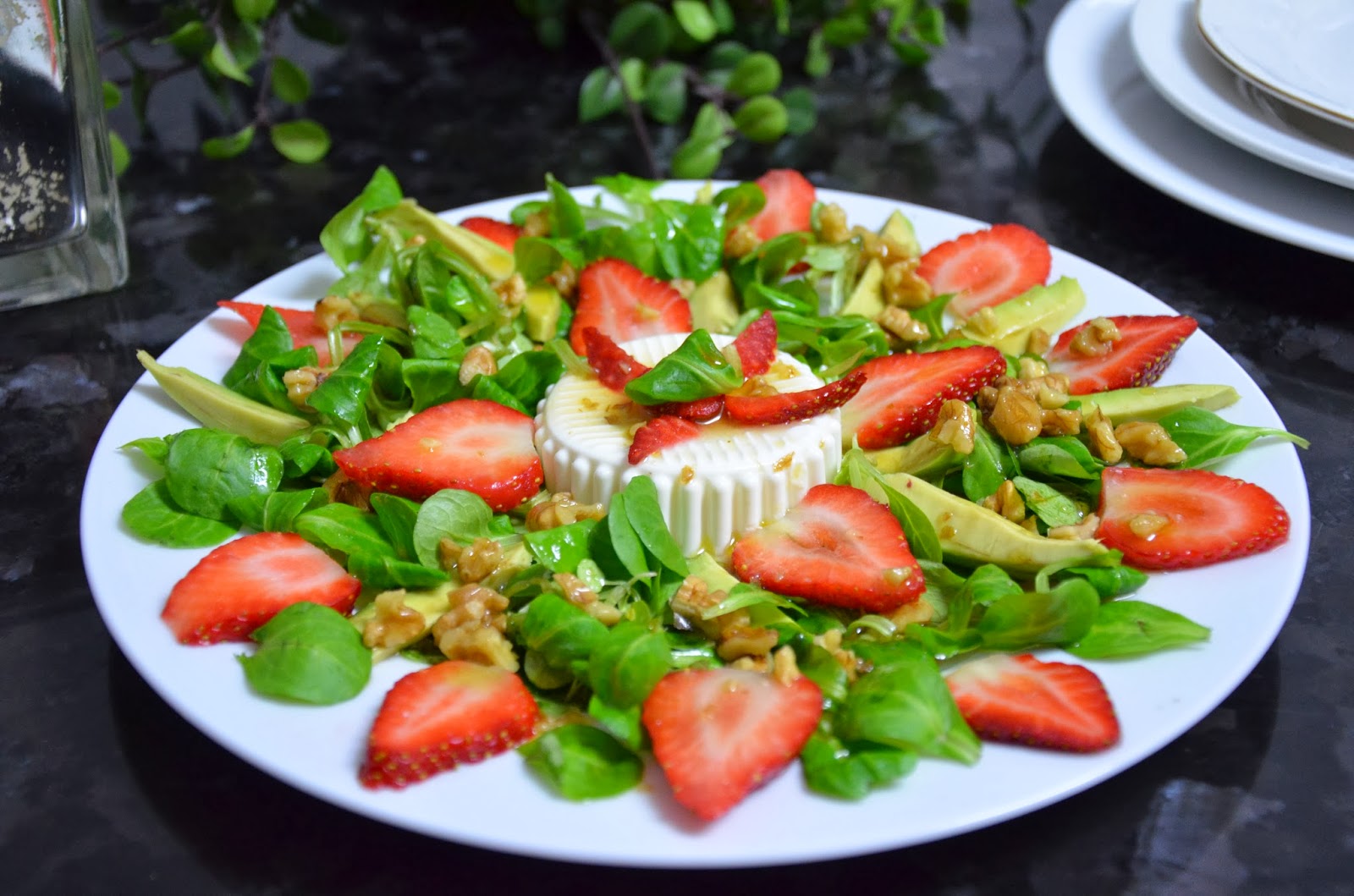 ENSALADA DE FRESAS, QUESO Y AGUACATE