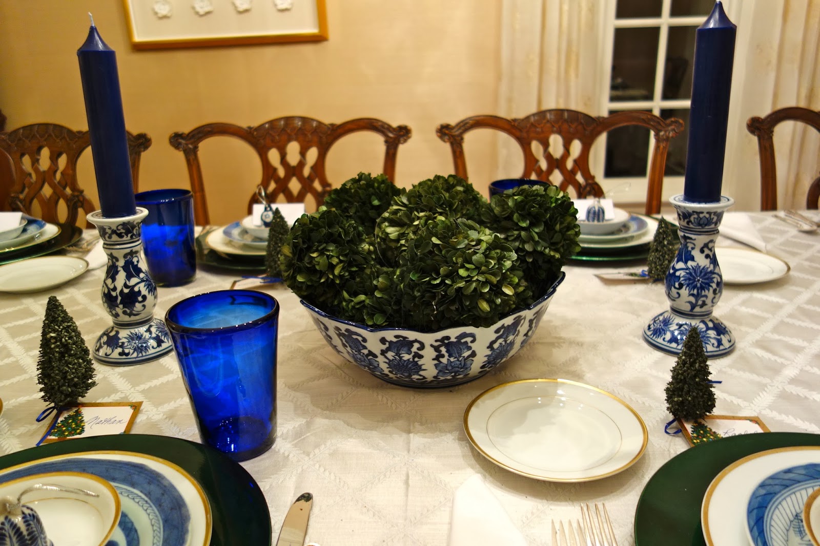 Gracious Interiors: Blue & White "Festi-fied" with Boxwood