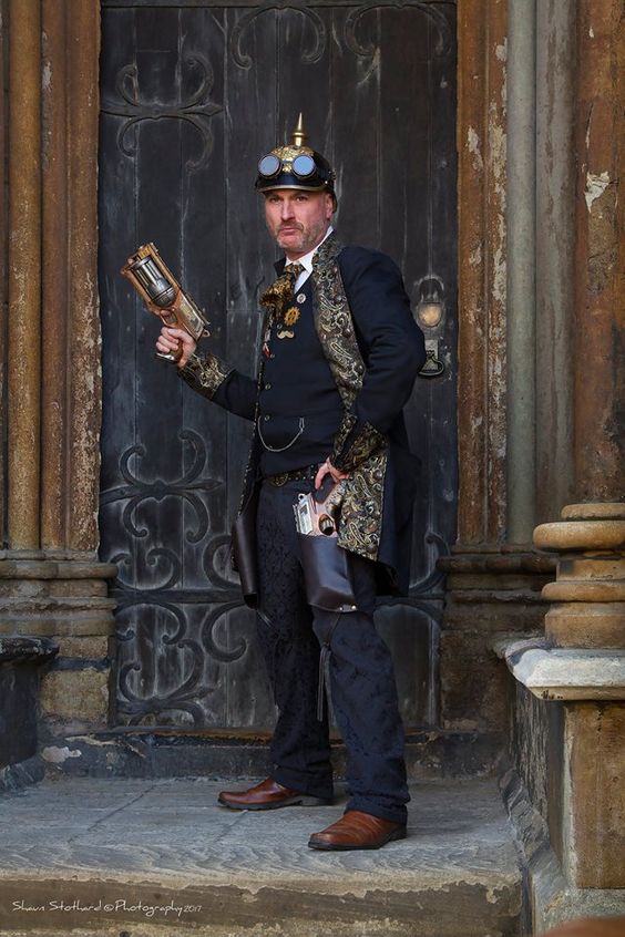 Steampunk Fashion Guide: Black and Gold Steampunk Style