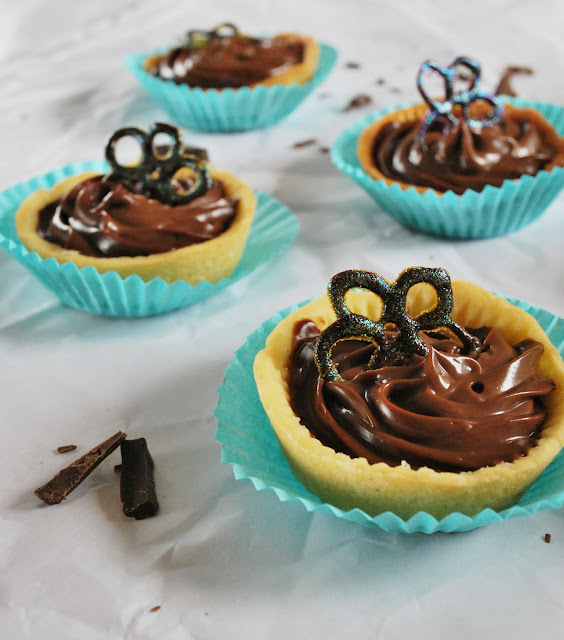 Red Panda Bakes: Mini Vanilla & Chocolate Tarts