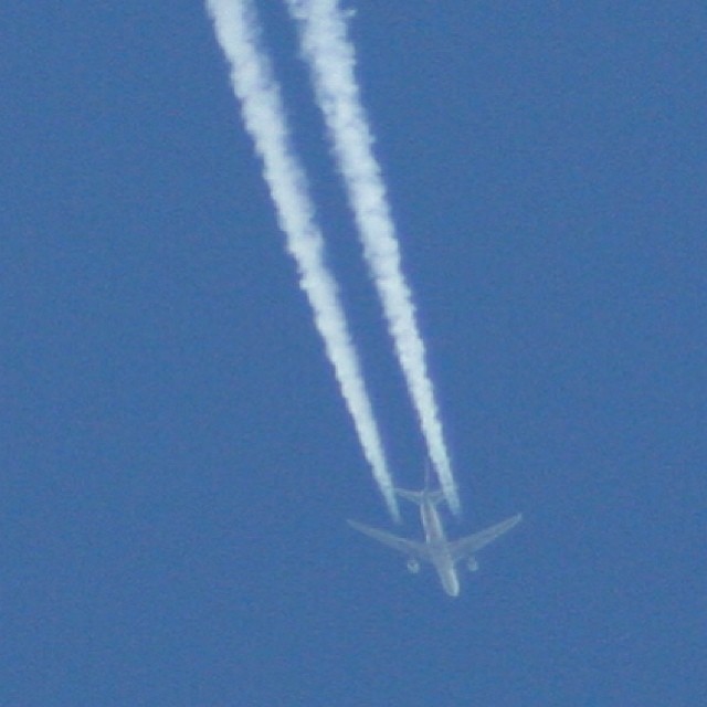 Daytime Quarter Moon with Plane Contrail Alignment [Stellar Neophyte ...