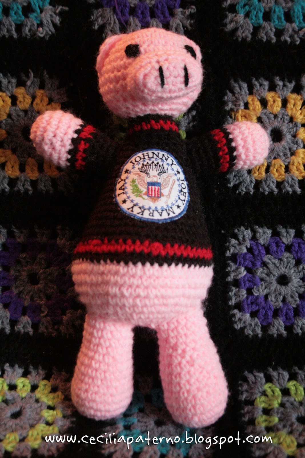 C! : Chancho rosa con remera de Los Ramones!