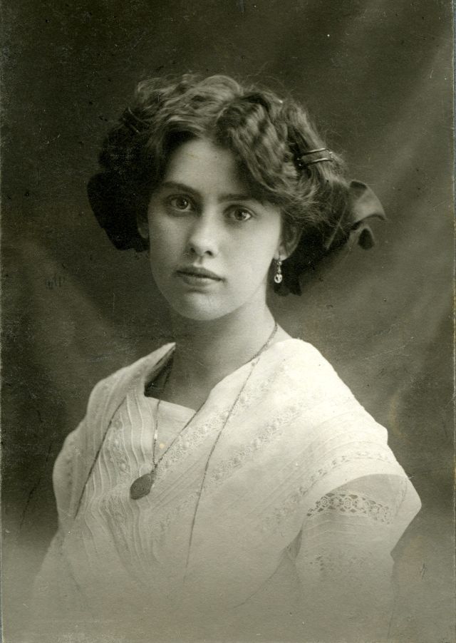 44 Studio Portrait Photos of Young Ladies That Show Glamorous Beauty in ...