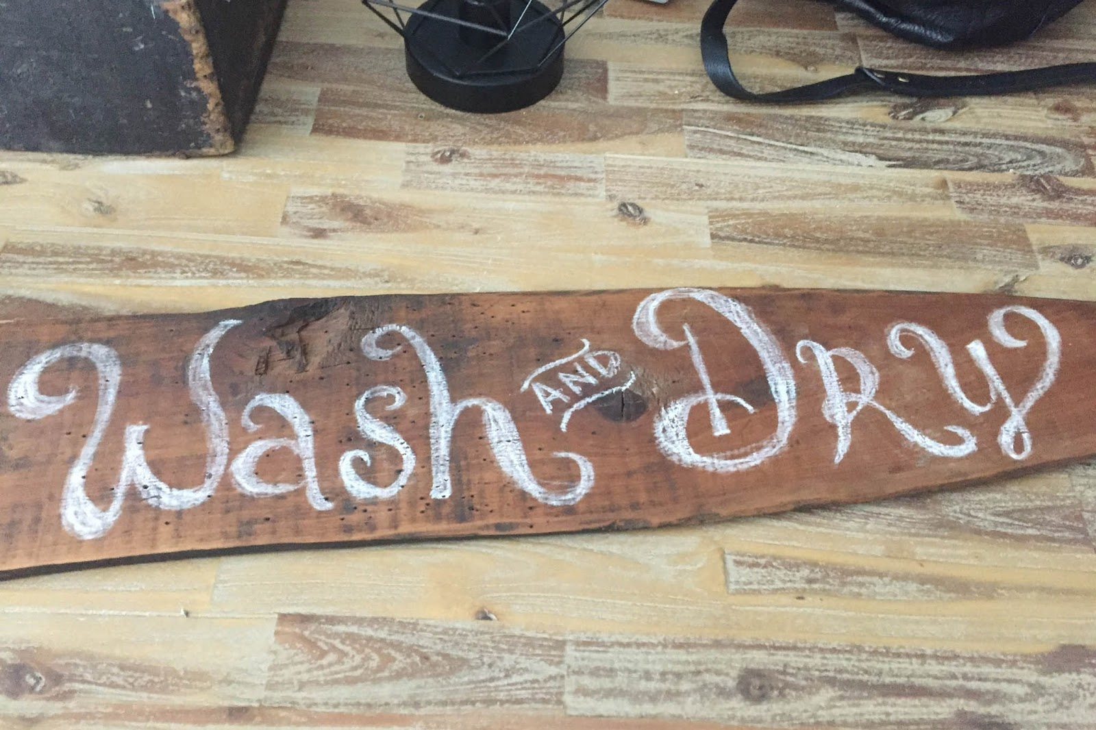 DIY "Wash & Dry" Laundry Room Sign - Twirlerica