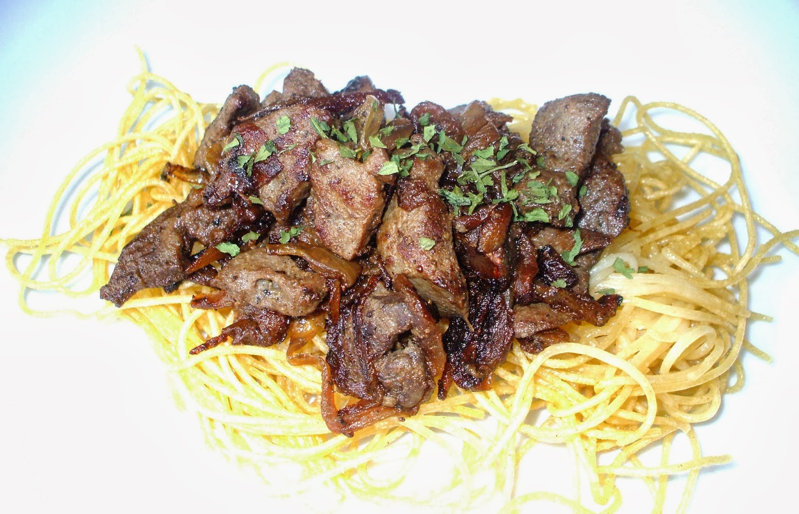 HIGADO ENCEBOLLADO SOBRE SPAGHETTI FRITO