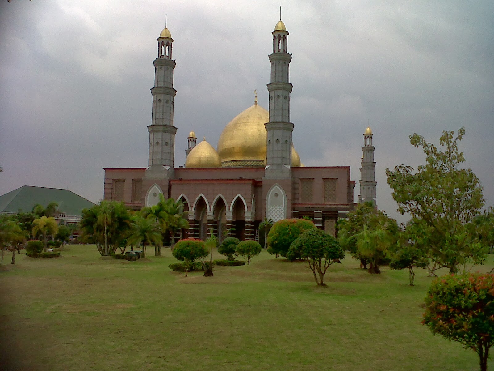 WILDAN SARI: Wisata Religi, Masjid Qubah Emas Dian Al Mahri Depok