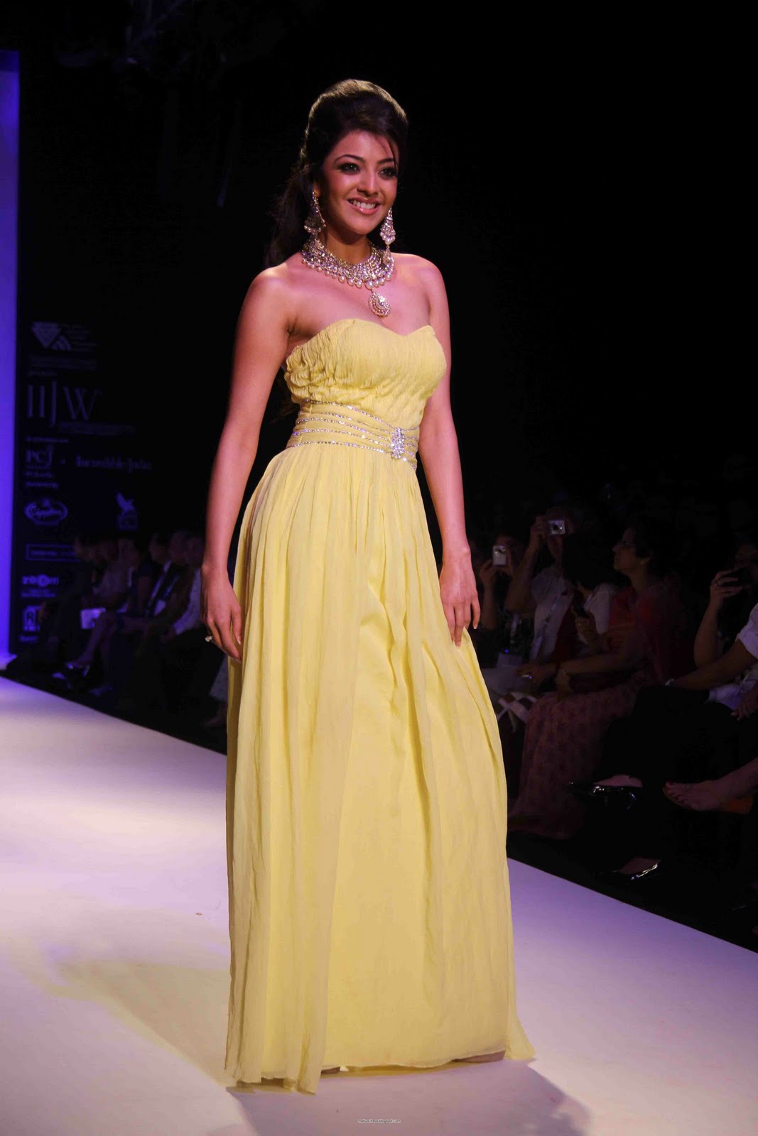 desi girls pic: Kajal Agarwal Ramp Walk hot stills