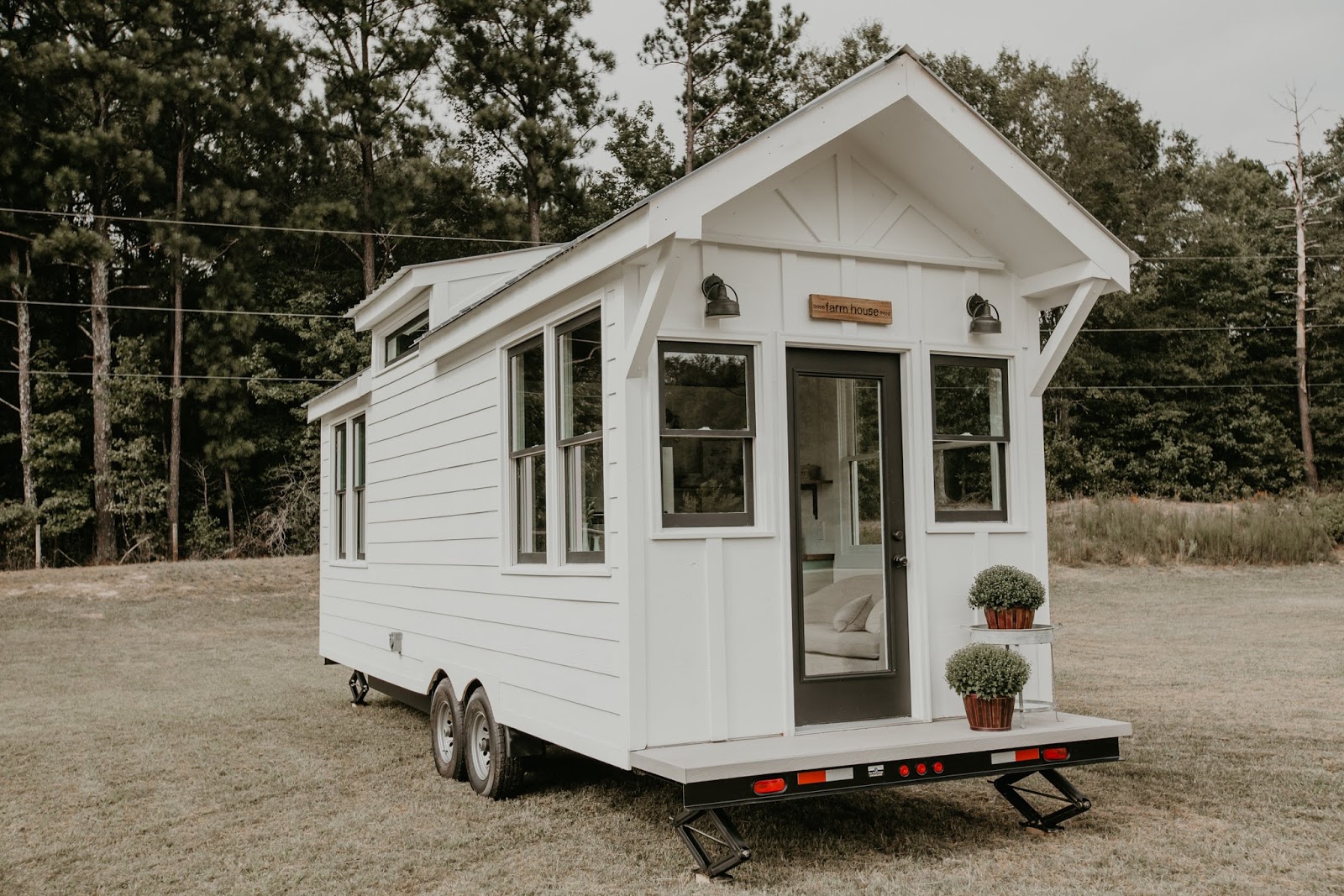Lamon Luther Tiny Farmhouse [ TINY HOUSE TOWN ]