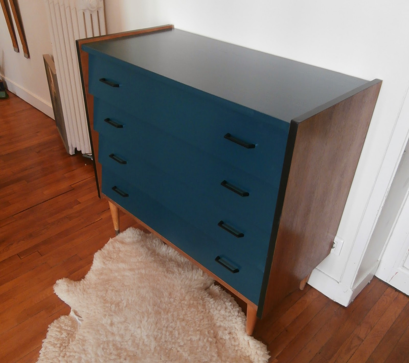 Durée de Vie Indéterminée: Commode bleu pétrole, tiroirs en biais...