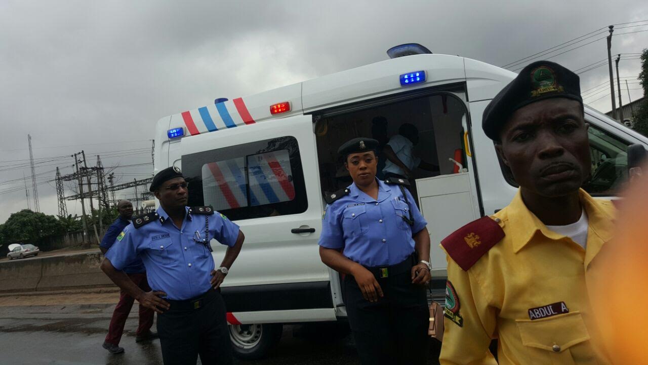 Lagos Police commissioner spotted helping accident victims (photos)