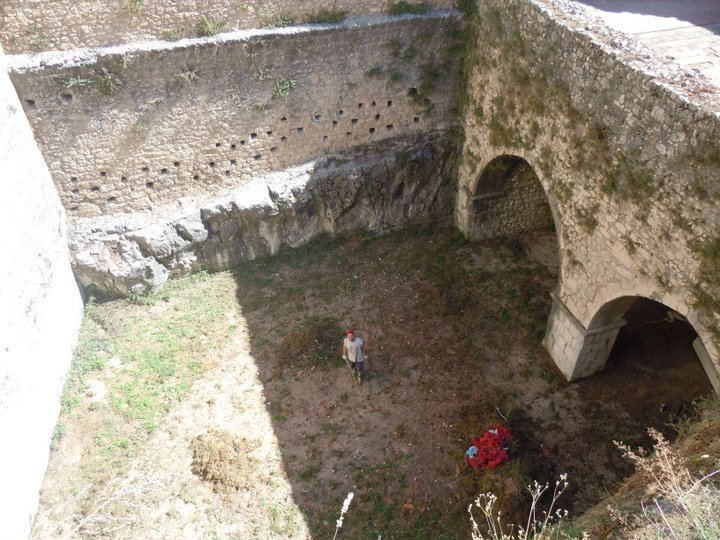 Quelli di Archippe: Castello Piccolomini di Ortucchio (AQ)