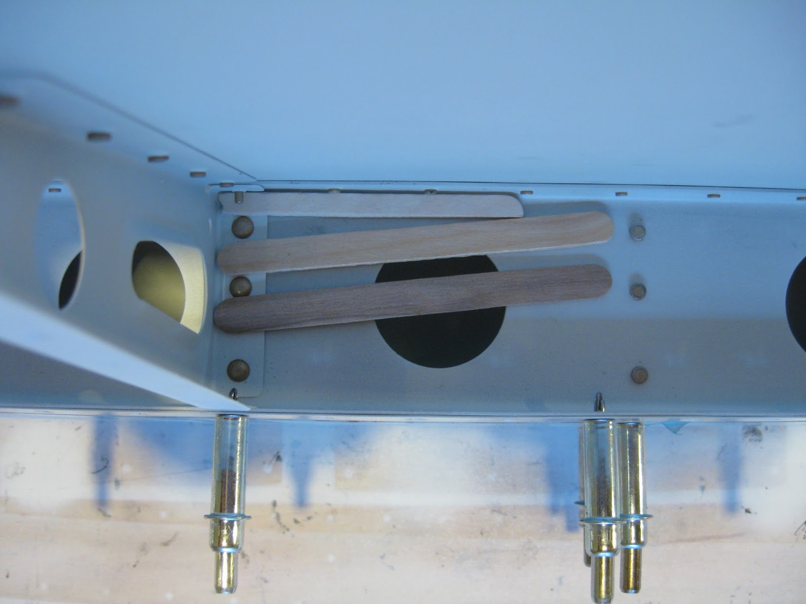 E's Van's RV-14A: Wings: Flaps. Spar-nose-rib rivets.