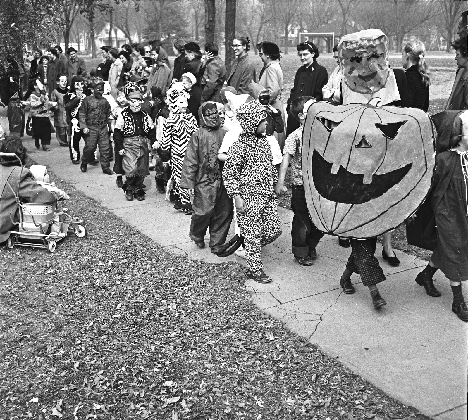 Halloweeniana: Halloween Parades in Black and White: Old School and ...