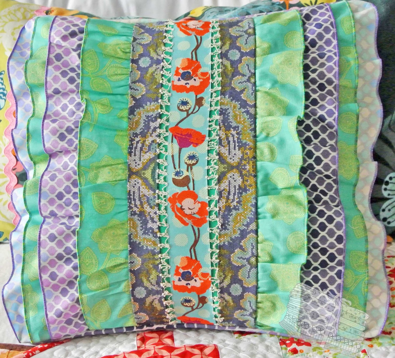 a notion to sew: Serger Ruffled Pillow