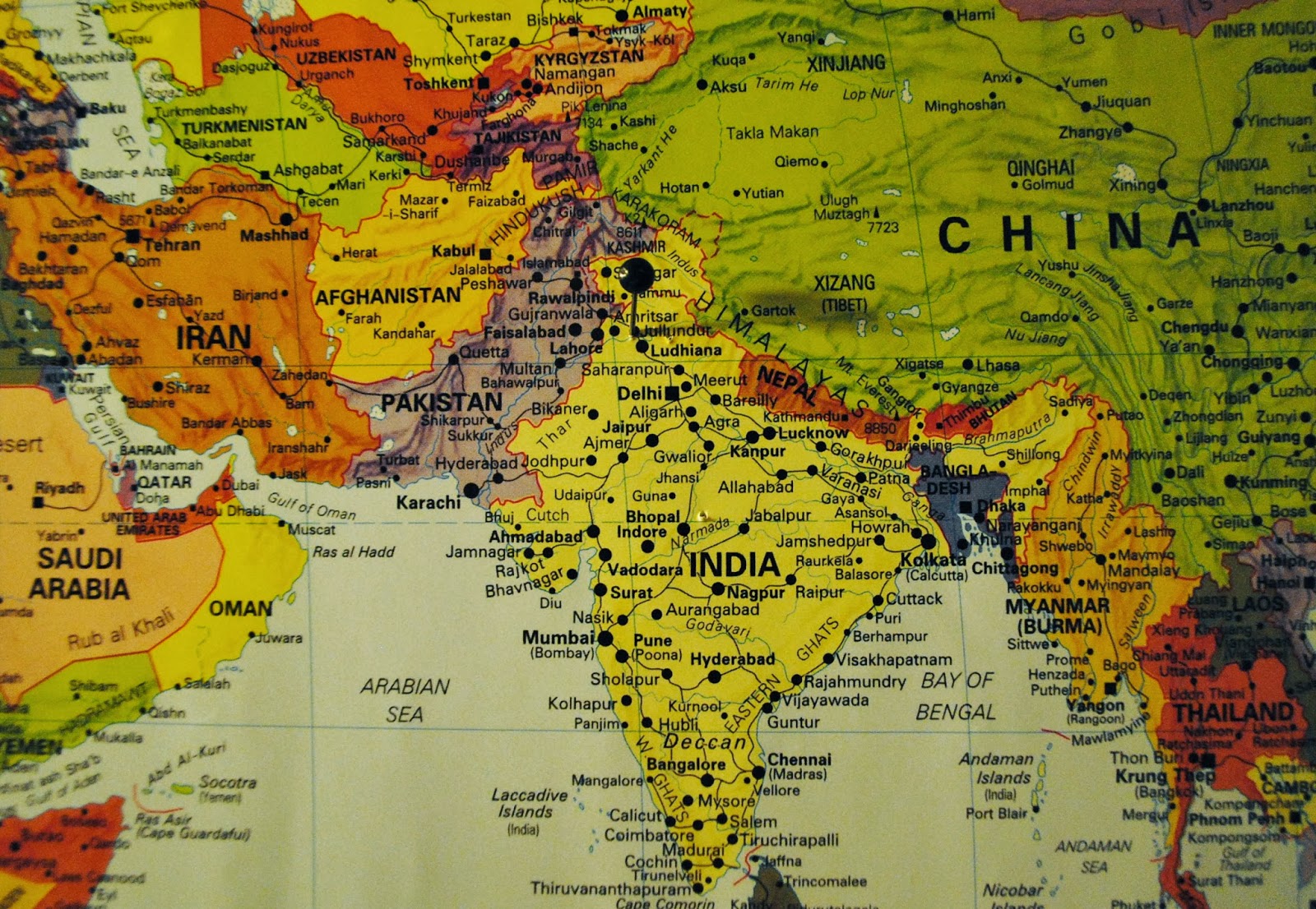 Kirjakimara: Kishwar Desai: Pimeyden lapset (2010)